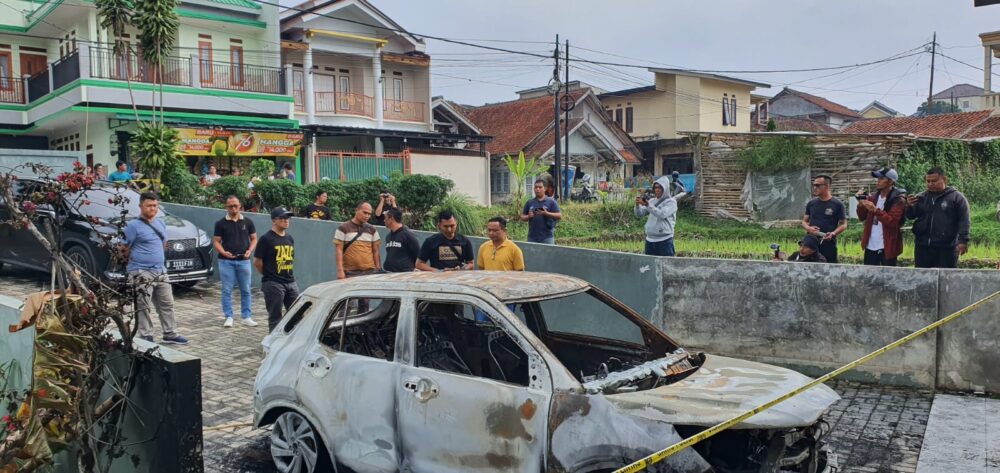 Polisi Kejar Pelaku Pembakar 2 Mobil Milik Caleg DPR RI Neng Eem di ...